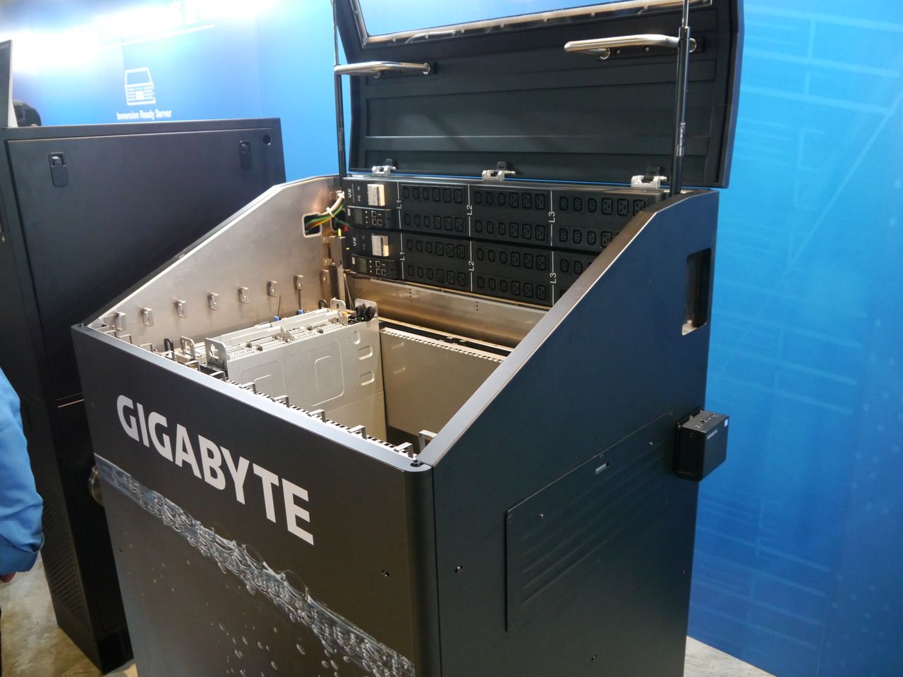 可容納25臺1U伺服器，技嘉打造自有品牌單相浸沒液冷方案 | iThome